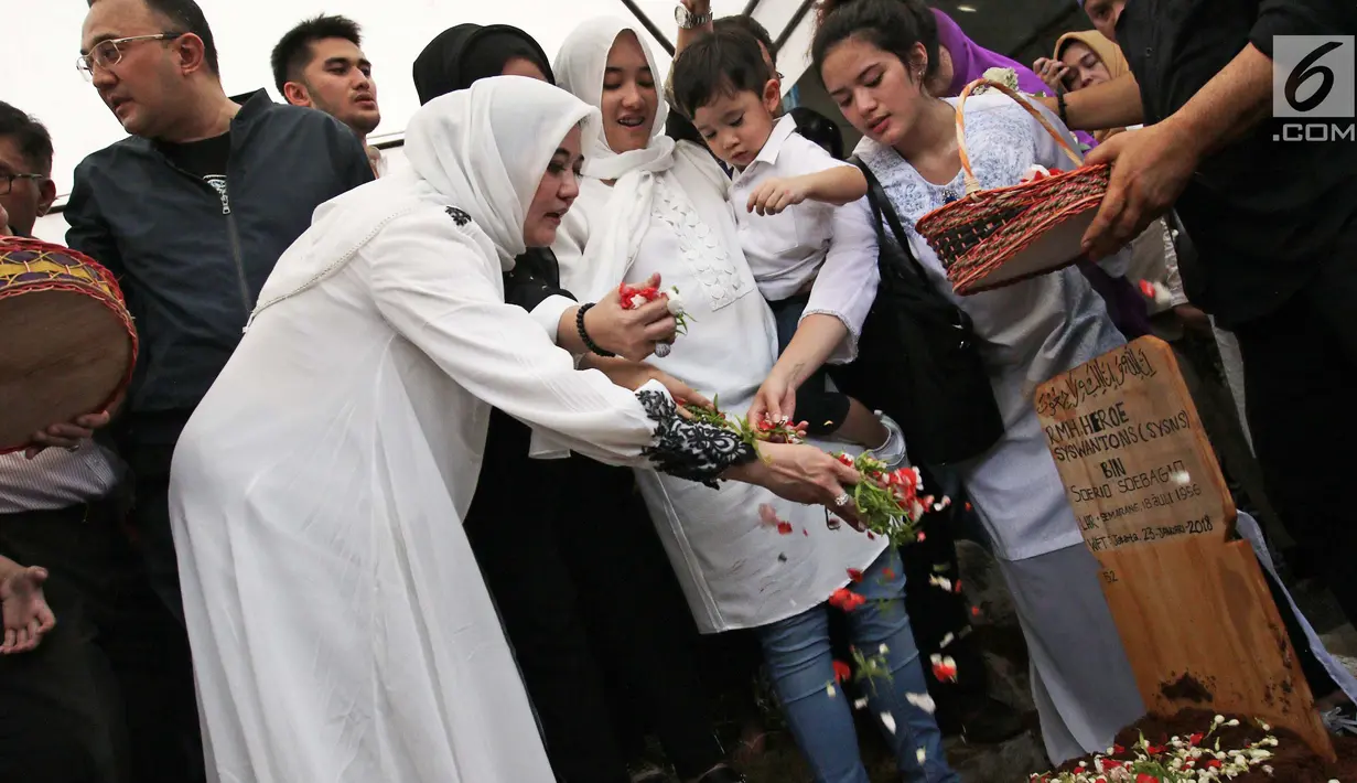 FOTO: Tangis Duka dan Taburan Bunga di Pusara Sys NS - Foto Liputan6.com