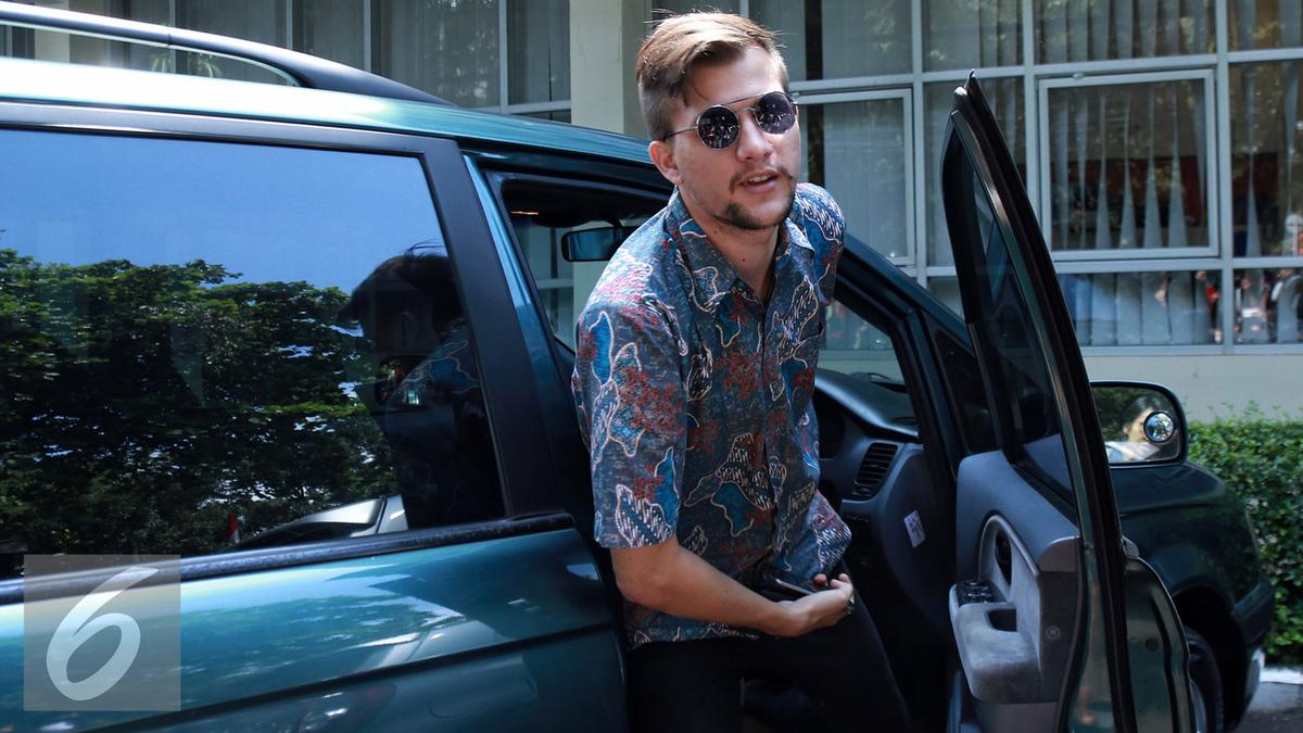 Kangen Anak, Stuart Collin Curhat Lewat Gambar Singa di Instagram ...