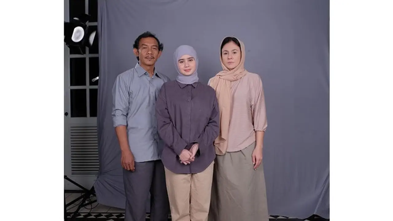 6 Potret Berhijab Wulan Guritno dan Tissa Biani di Proses Syuting Film Norma - Hot Liputan6.com