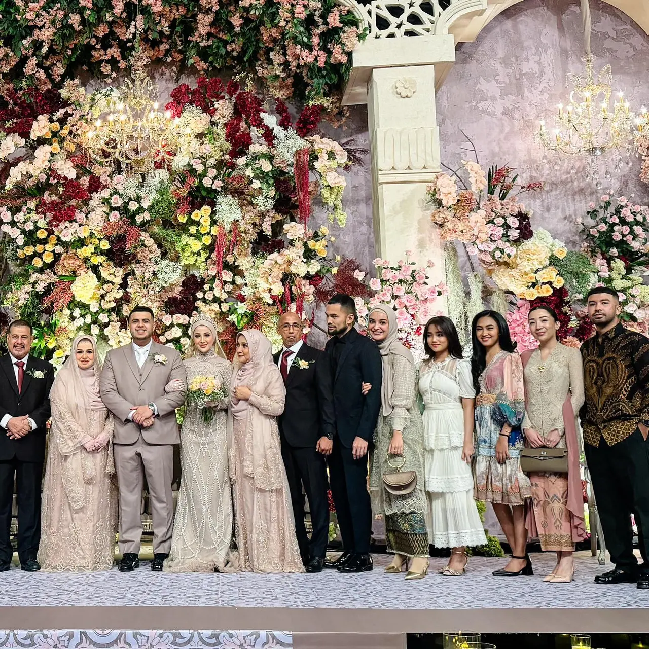 6 Potret Tamu Artis di Resepsi Yislam Jaidi Kakak Fadil Jaidi, Raffi ...