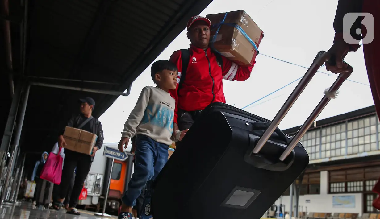 Libur Nataru 2024/2025 Usai, Seperti Ini Suasana Arus Balik di Stasiun Pasar Senen - Foto ...