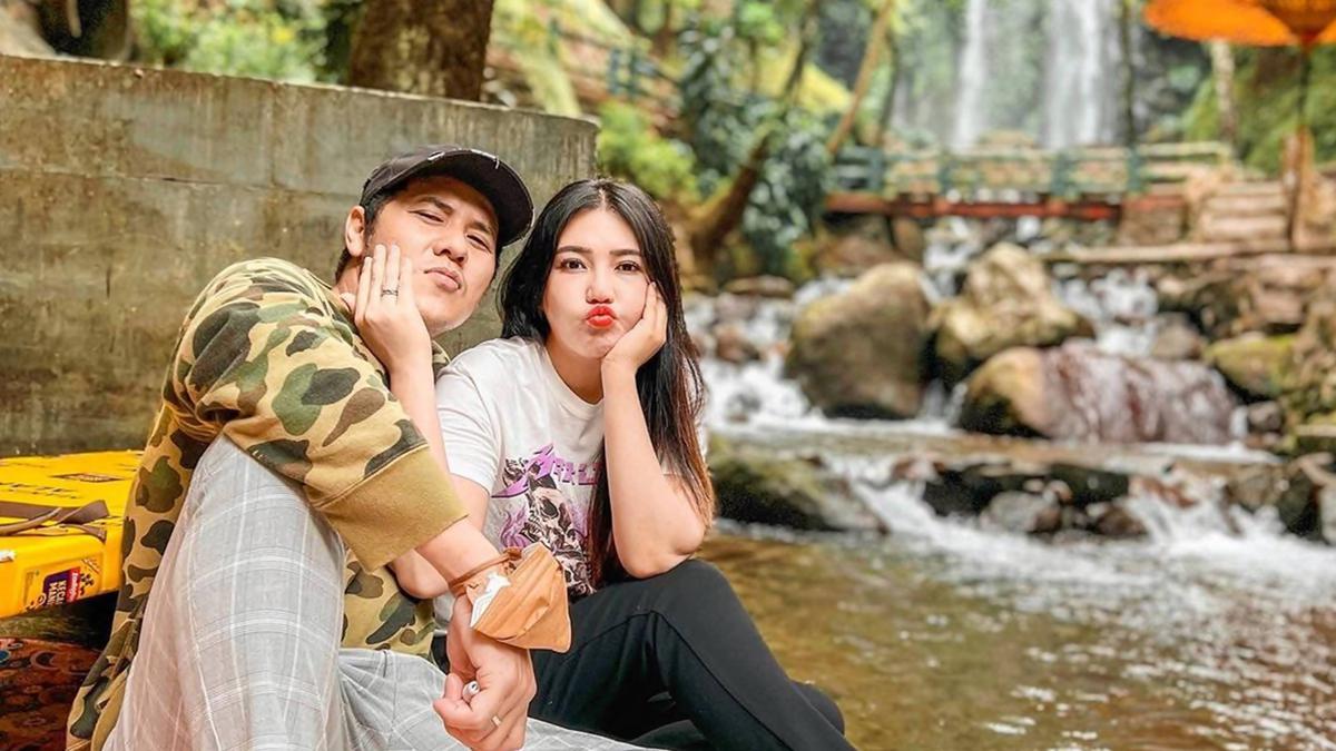 Potret Mesra Via Vallen dan Suami Liburan Ke Air Terjun di Karanganyar ...