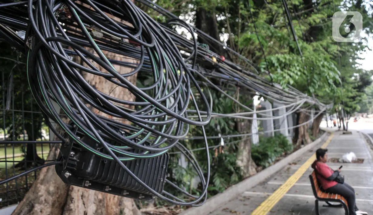 Kabel Semrawut Imbas Proyek Revitalisasi Trotoar Ancam Keselamatan ...