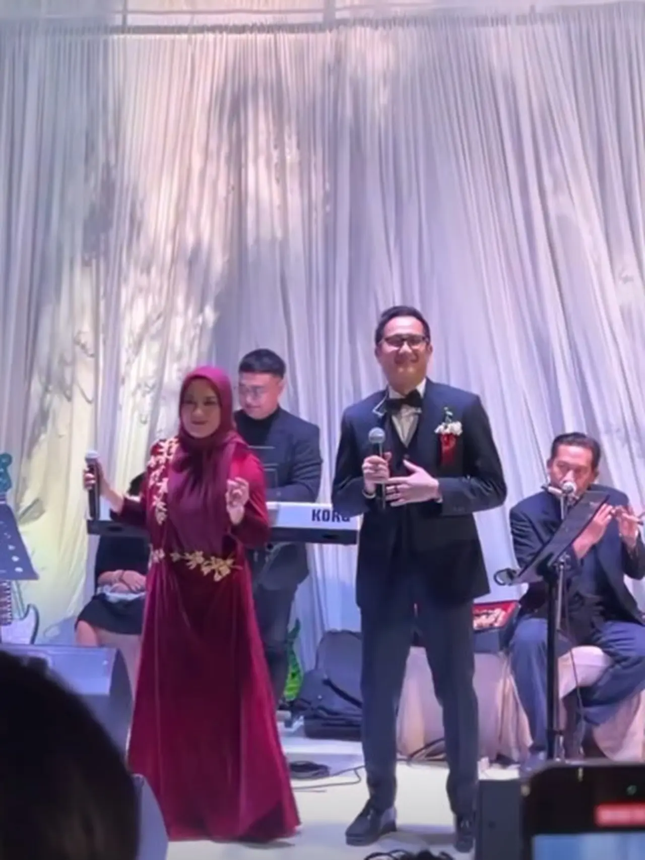 Foto-Foto Aldi Bragi Duet dengan Ikke Nurjanah, Penuh Makna dan Emosional - ShowBiz Liputan6.com