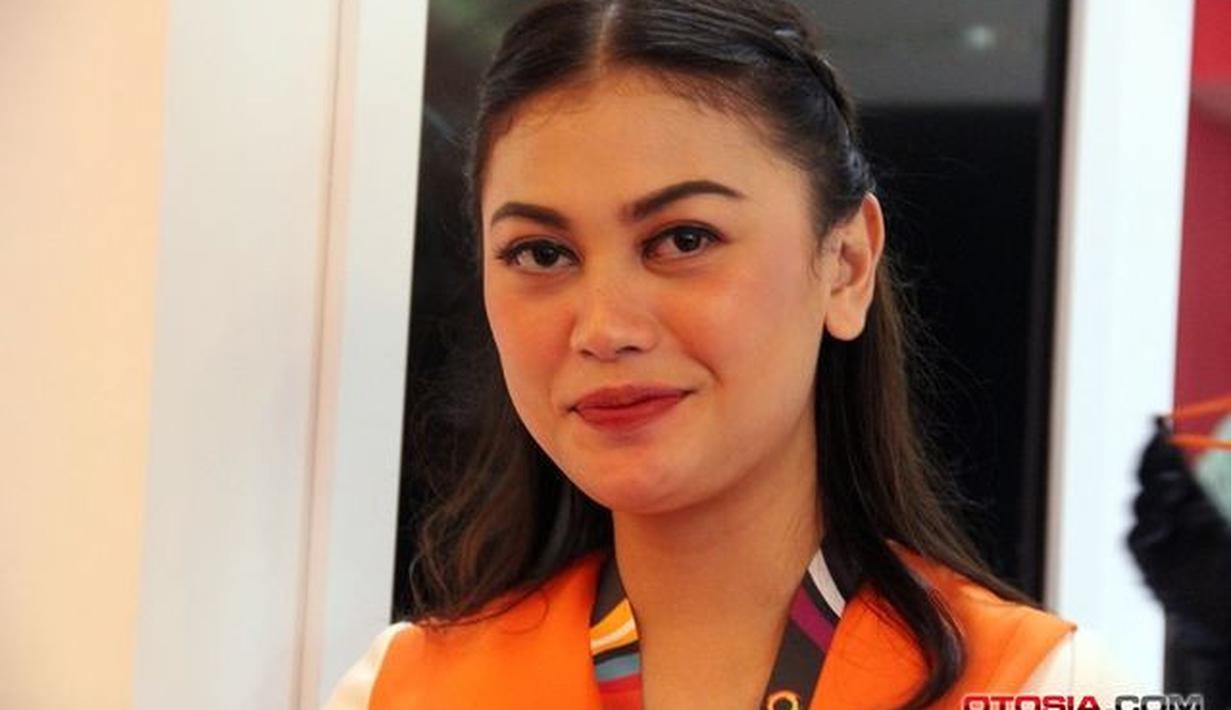 Model-model SPG Beradu Cantik di IIMS 2022 - Photo Otosia.com