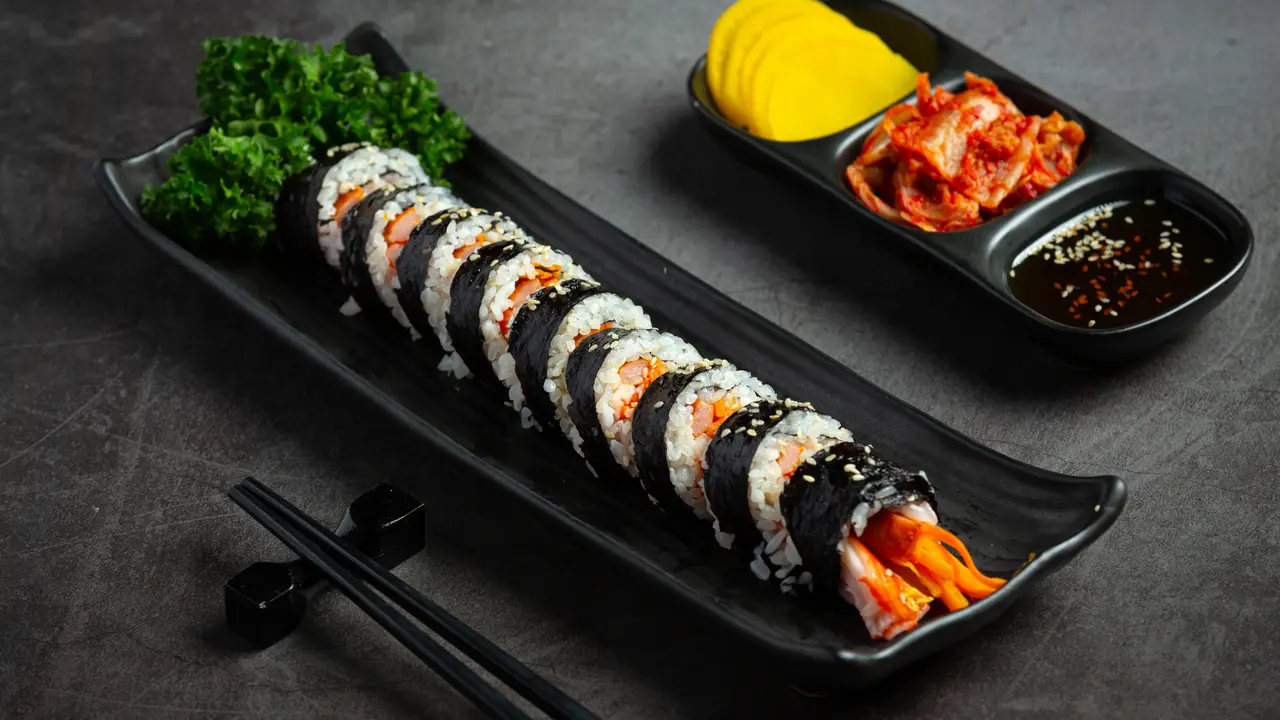 Serupa tapi Tak Sama, Ini Perbedaan Kimbab dengan Sushi - Health ...