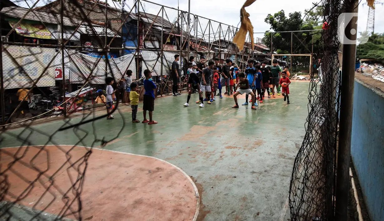 FOTO: Keceriaan Anak-Anak Berlatih Sepak Bola di Pinggiran Kanal Banjir ...