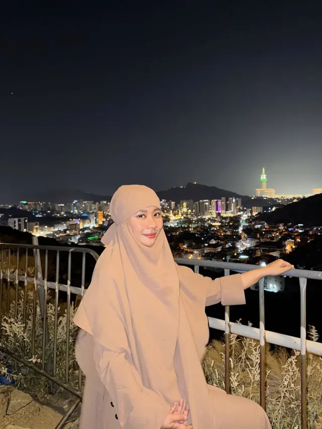 5 Potret Hijrah Modis Chikita Meidy di Tanah Suci, Gaya Busananya Jadi ...