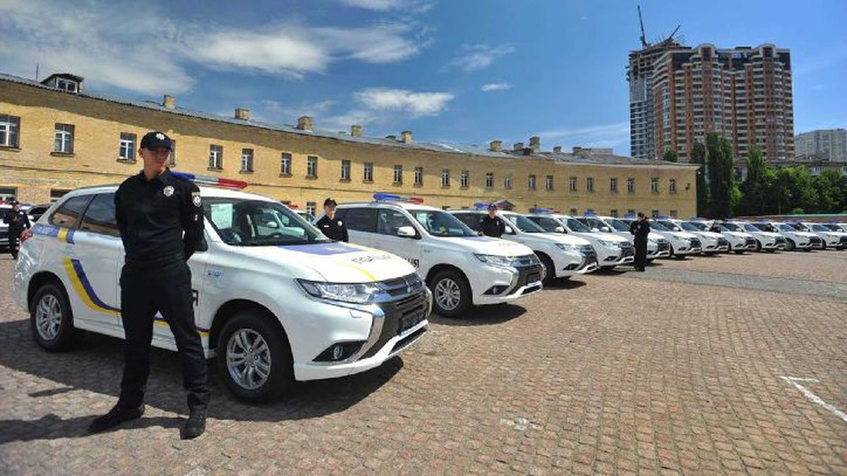 Mitsubishi Outlander PHEV Jadi Armada Patroli Polisi Ukraina - Otomotif ...