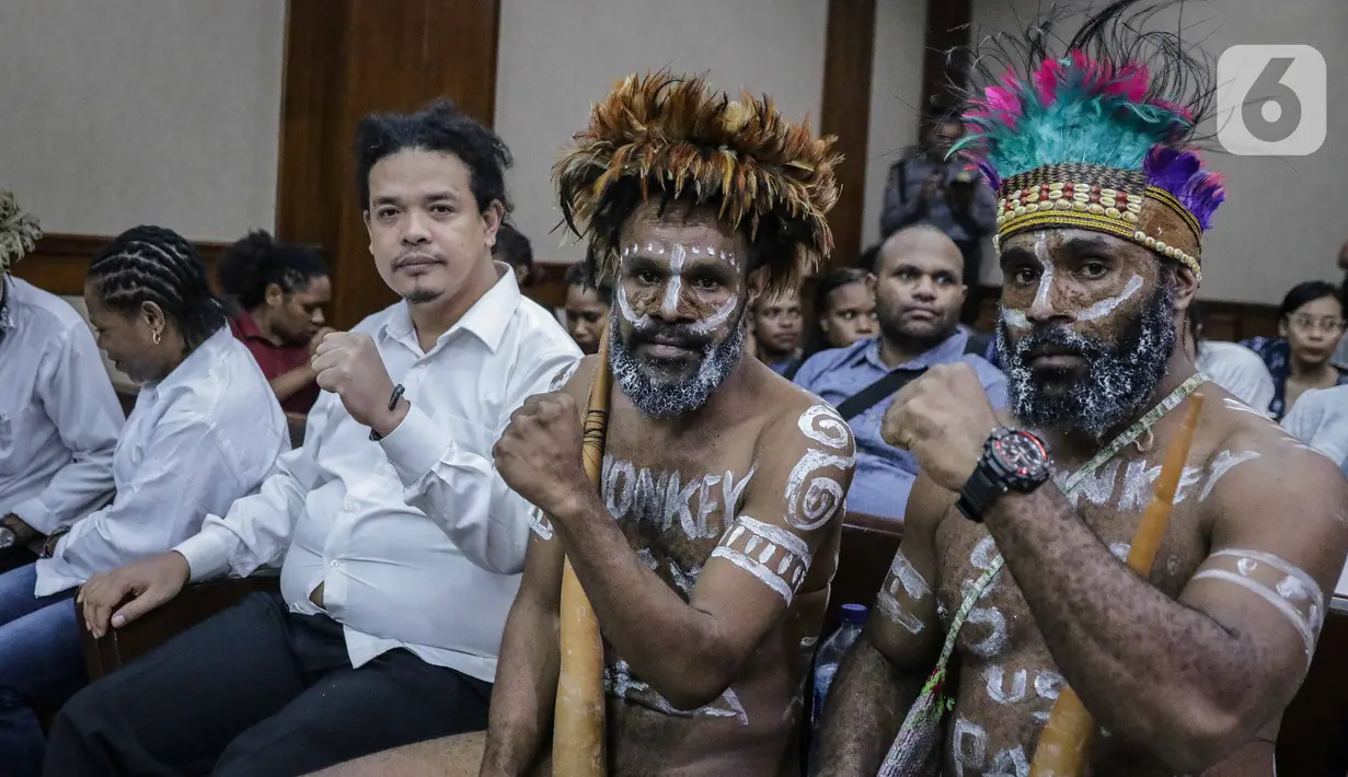 FOTO: Kasus Pengibaran Bendera Bintang Kejora, 2 Terdakwa Tetap Pakai ...