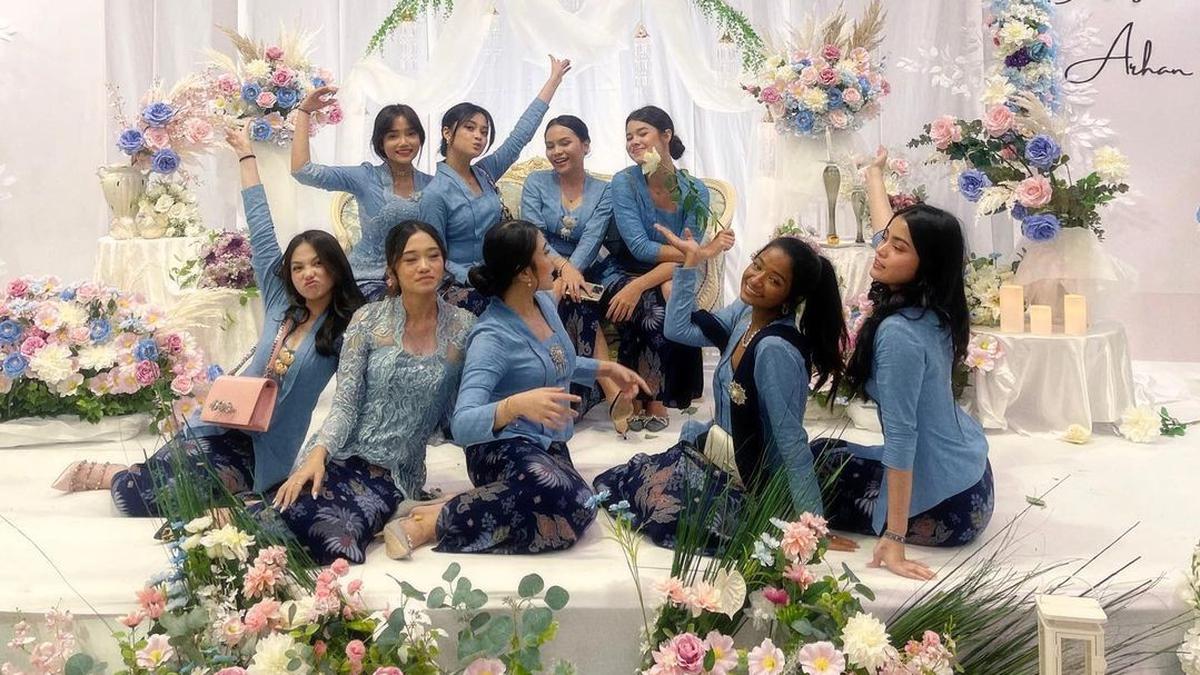 Potret Fuji Jadi Bridesmaid di Pernikahan Arhan Pratama dan Azizah di Jepang, Dapat Bunga ...