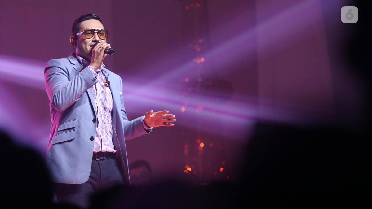 Rio Febrian Bius Penonton di Penutupan Asian Para Games 2018 - ShowBiz ...