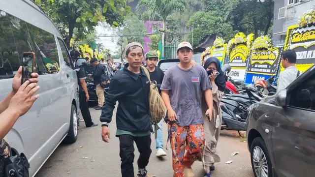 Fatih Unru Tiba di Rumah Duka, Jenazah Yayu Unru Langsung Disolatkan dan Diberangkatkan ke TPU ...
