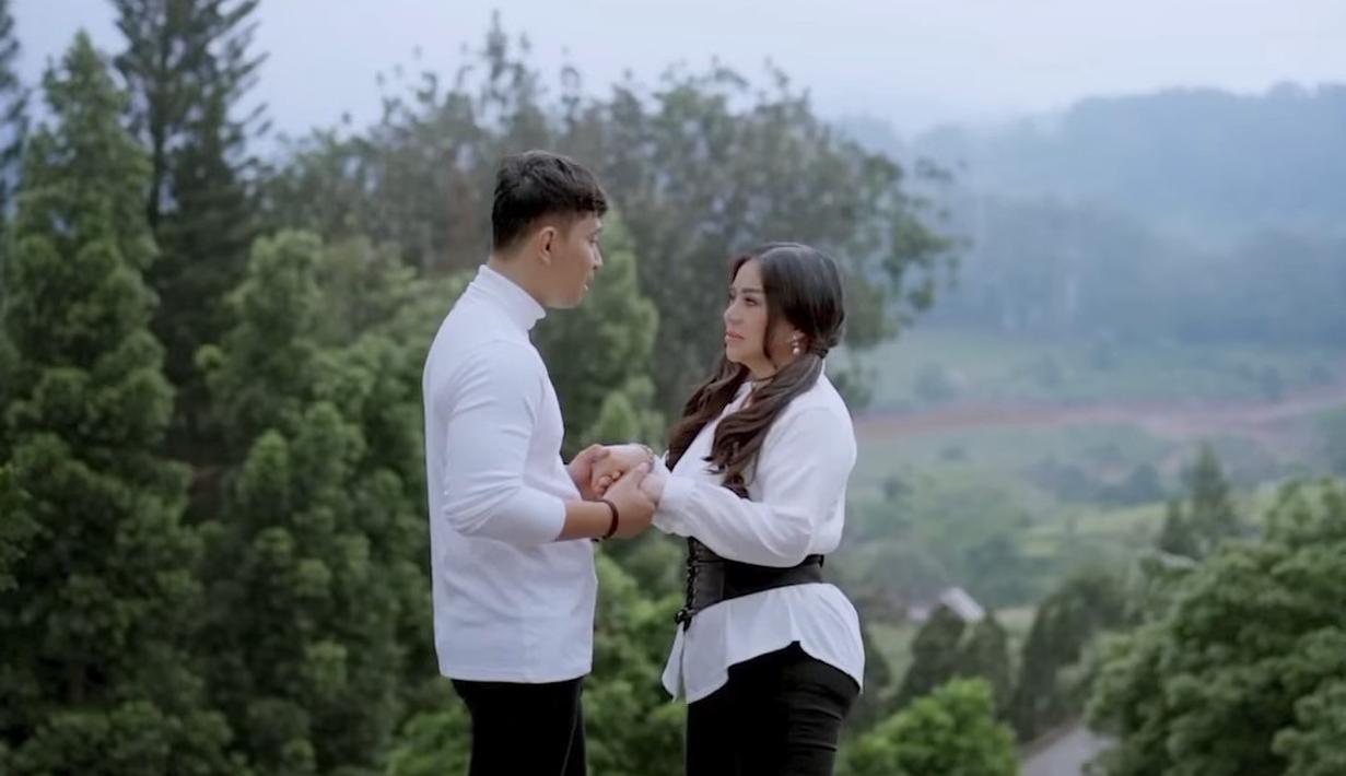 Potret Prewedding Anisa Bahar dan Edwin Bahari, Segera Menikah