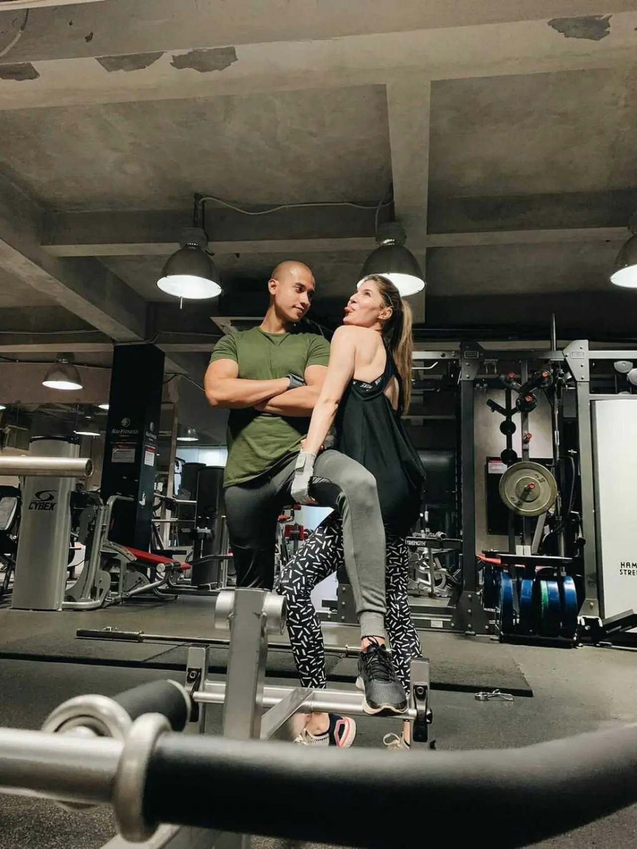 7 Potret Artis yang Suka 'Nge-gym' Bareng Pasangan, Tampak Mesra dan Sehat