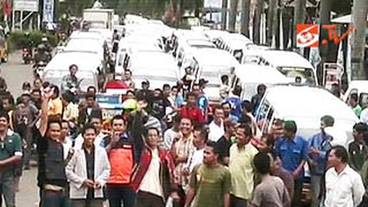 Ratusan Sopir Angkot di Sumedang Mogok - News Liputan6.com