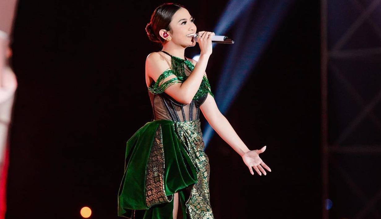 Gaya Mahalini Raharja di Atas Panggung, Selalu Tampil Memukau - Foto ...