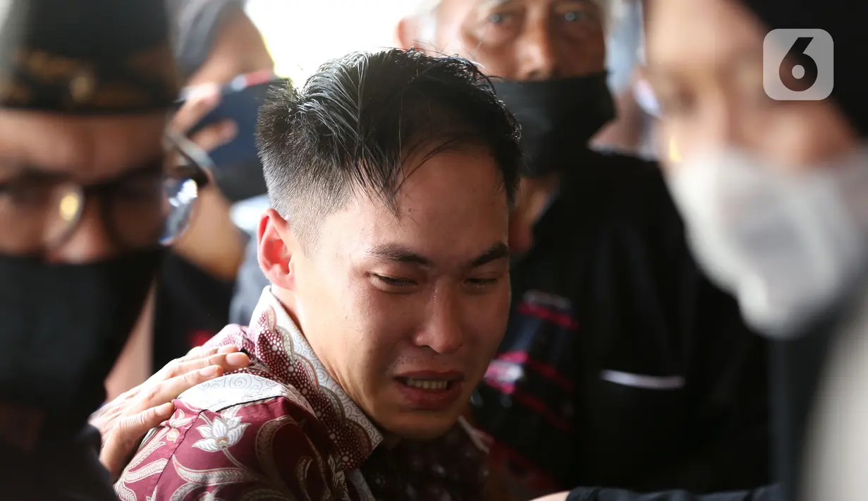 FOTO: Pemakaman Anton Medan Diwarnai Tangis Keluarga - Foto Liputan6.com