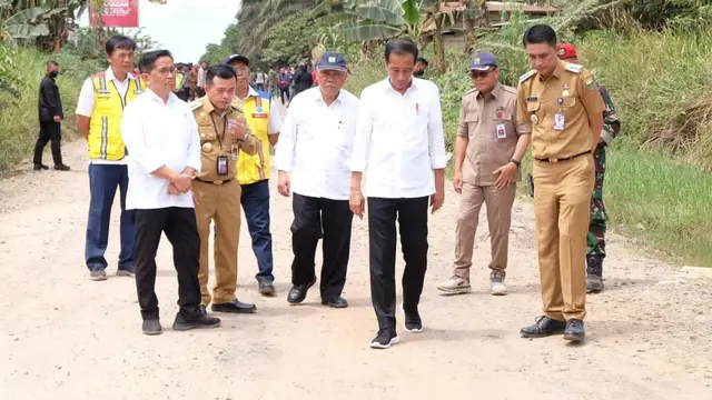 Cek Jalan di Jambi Pakai Mobil Dinas, Jokowi: Saya Rasakan Sendiri, Rusak Parah - News Liputan6.com