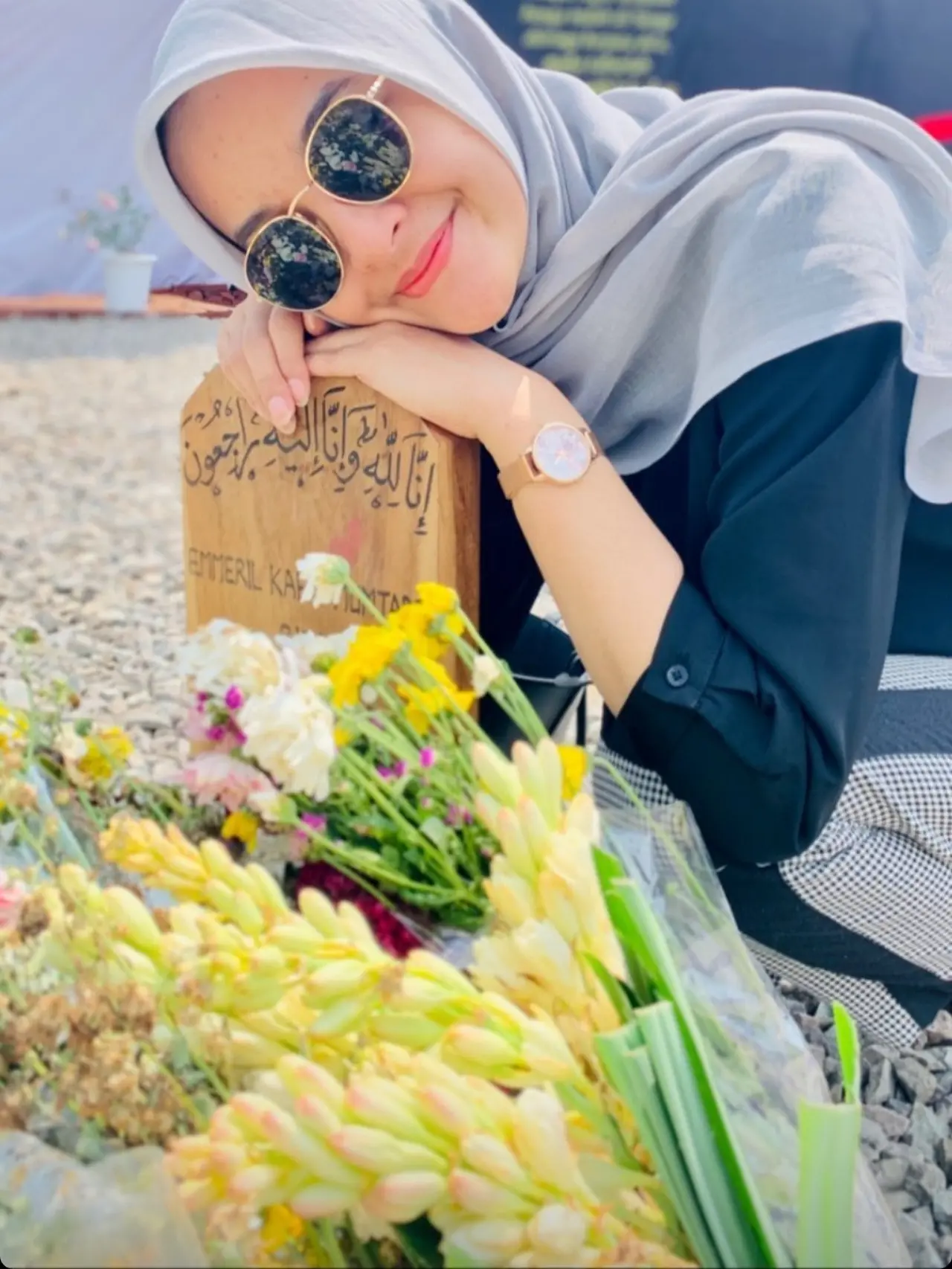 Potret Terbaru Nabila Ishma Pegang Nisan Makam Eril Sambil Senyum ...