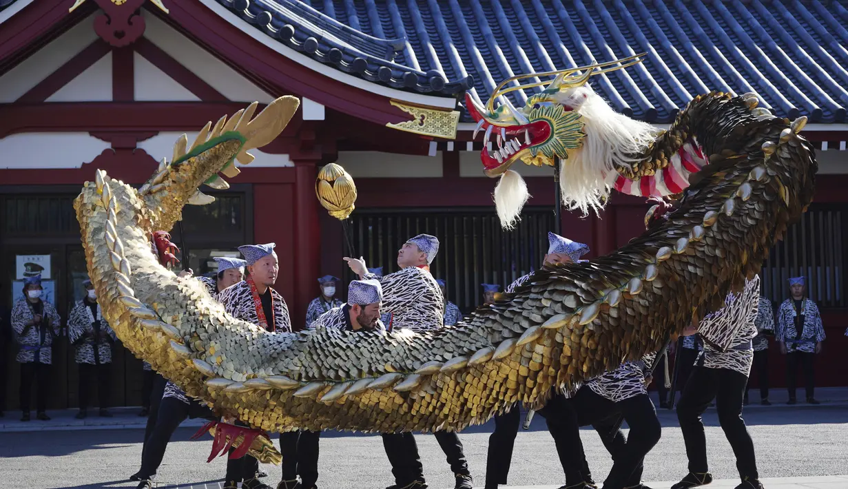 FOTO: Menyaksikan Tarian Naga Jepang di Kuil Sensoji - Foto Liputan6.com