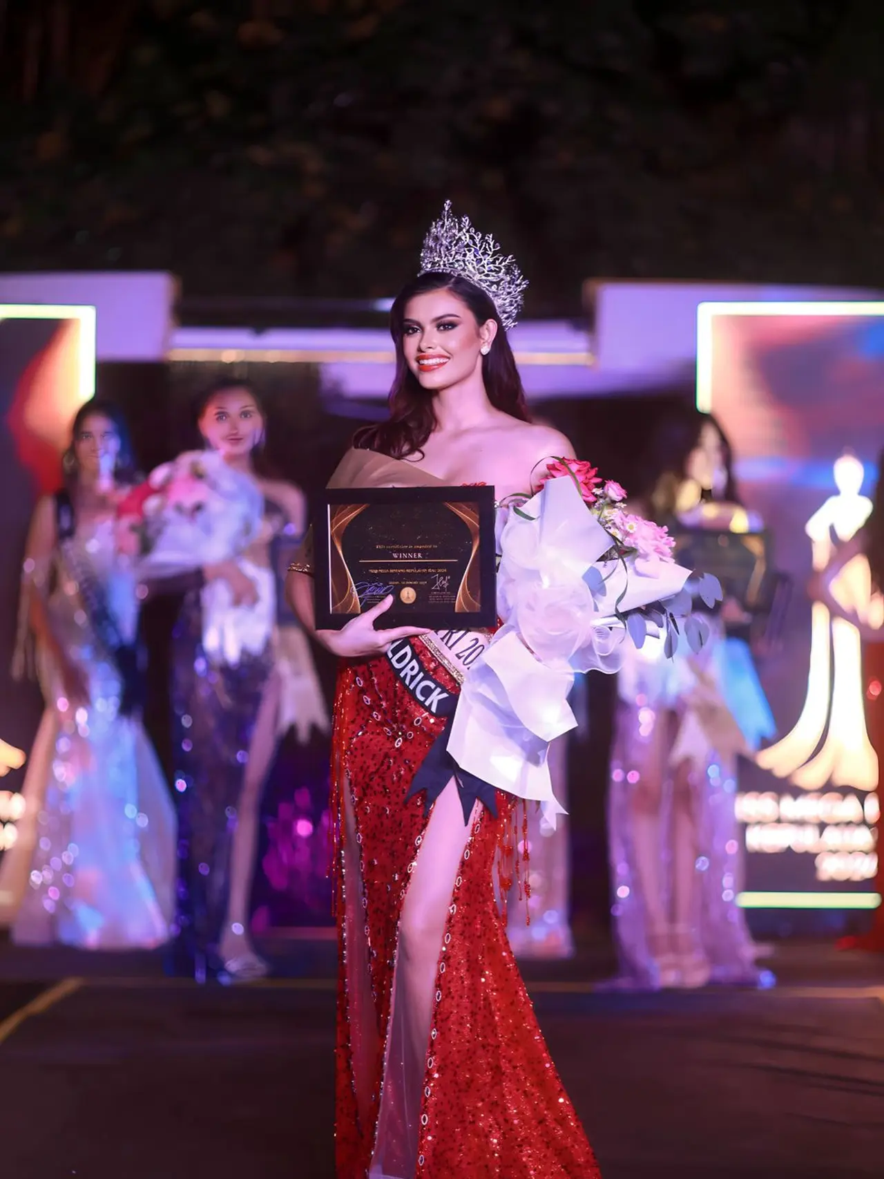 Stevanie Sheldrick Raih Gelar Miss Mega Bintang Kepulauan Riau 2024 ...