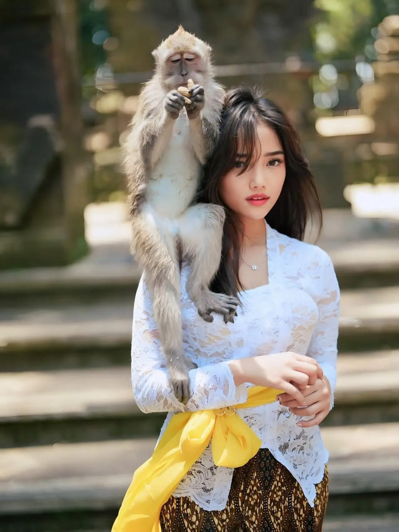 7 Potret Fuji Utami Bareng Bestie di Bali, Tampil Cantik dengan Kebaya ...