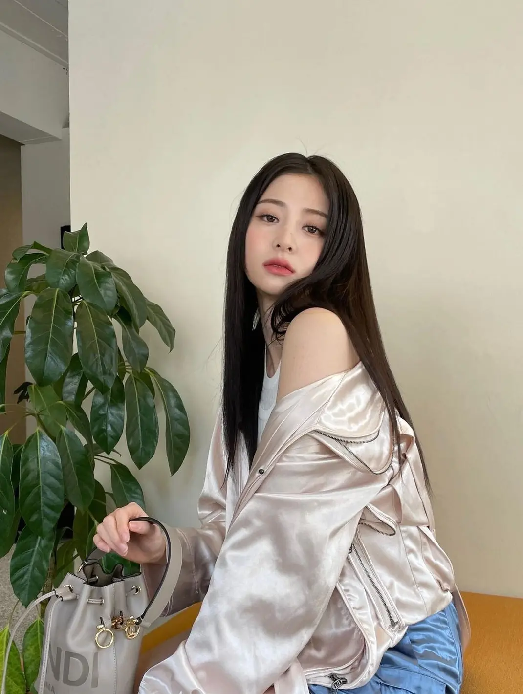 Potret Yunjin Le Sserafim yang Makin Mirip Dewi Perssik di Comeback Unforgiven Sampai Di-repost ...