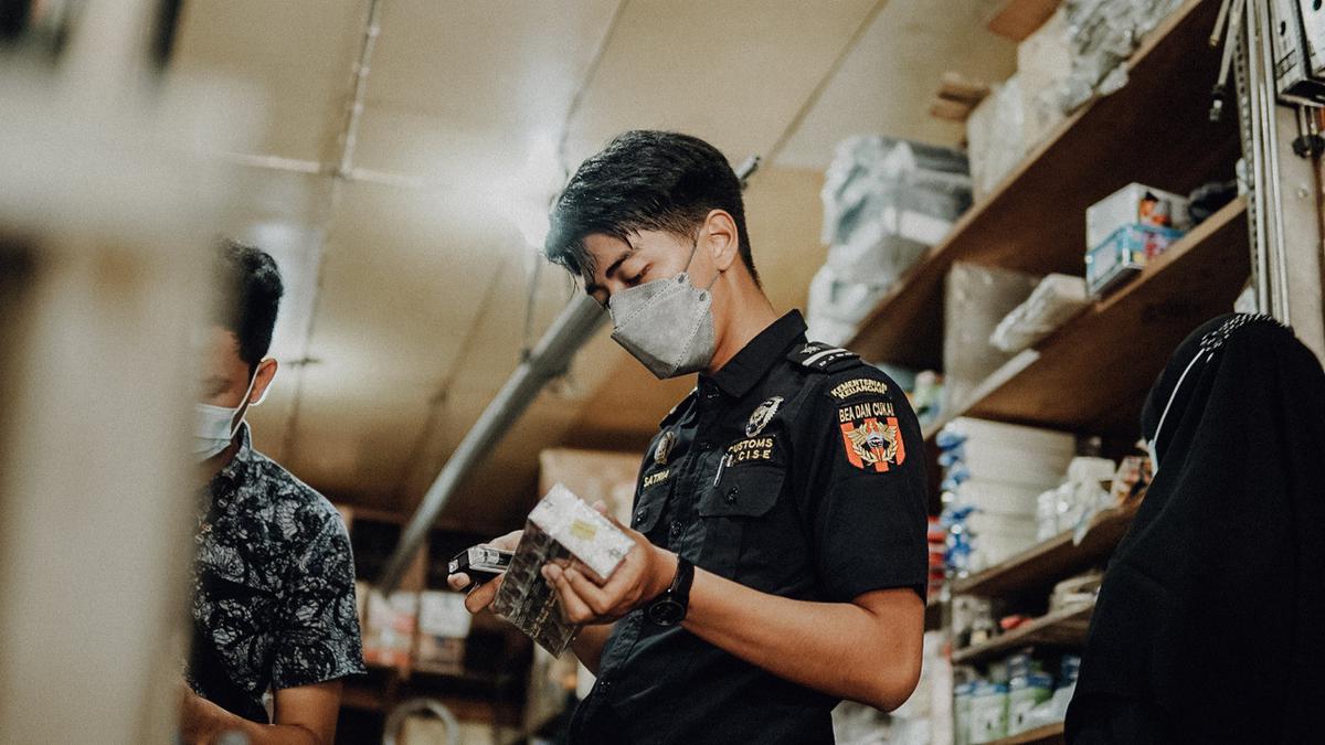 Berantas Peredaran Rokok Ilegal, Operasi Pasar jadi Salah Satu Andalan Bea Cukai - News Liputan6.com