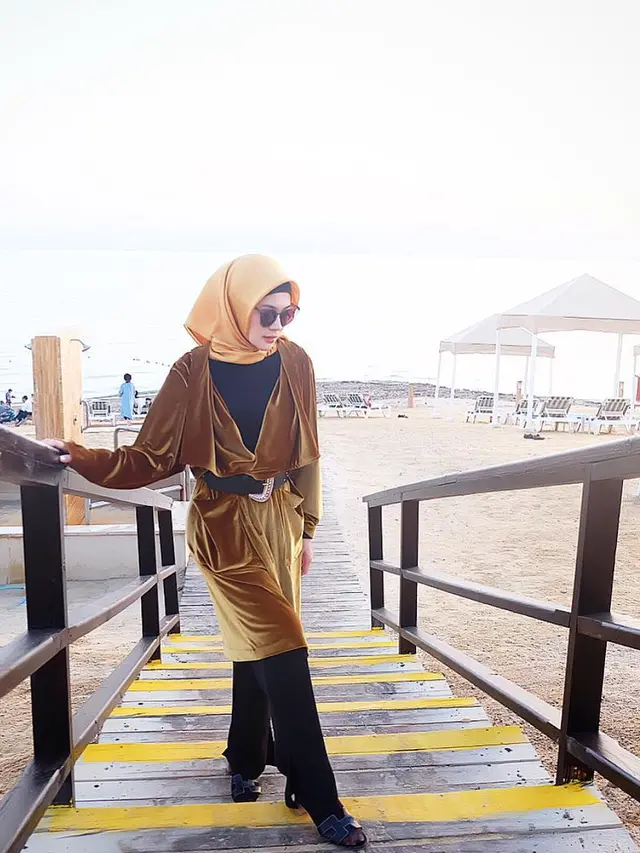 Foto Kini Berhijab, Indah Dewi Pertiwi Dapat Hidayah Di Palestina ...