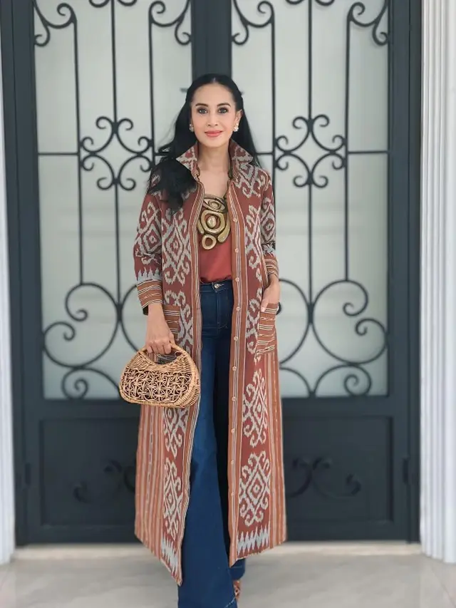 Inspirasi Model Cardigan Panjang Diah Permatasari, Elegan dan Anggun ...
