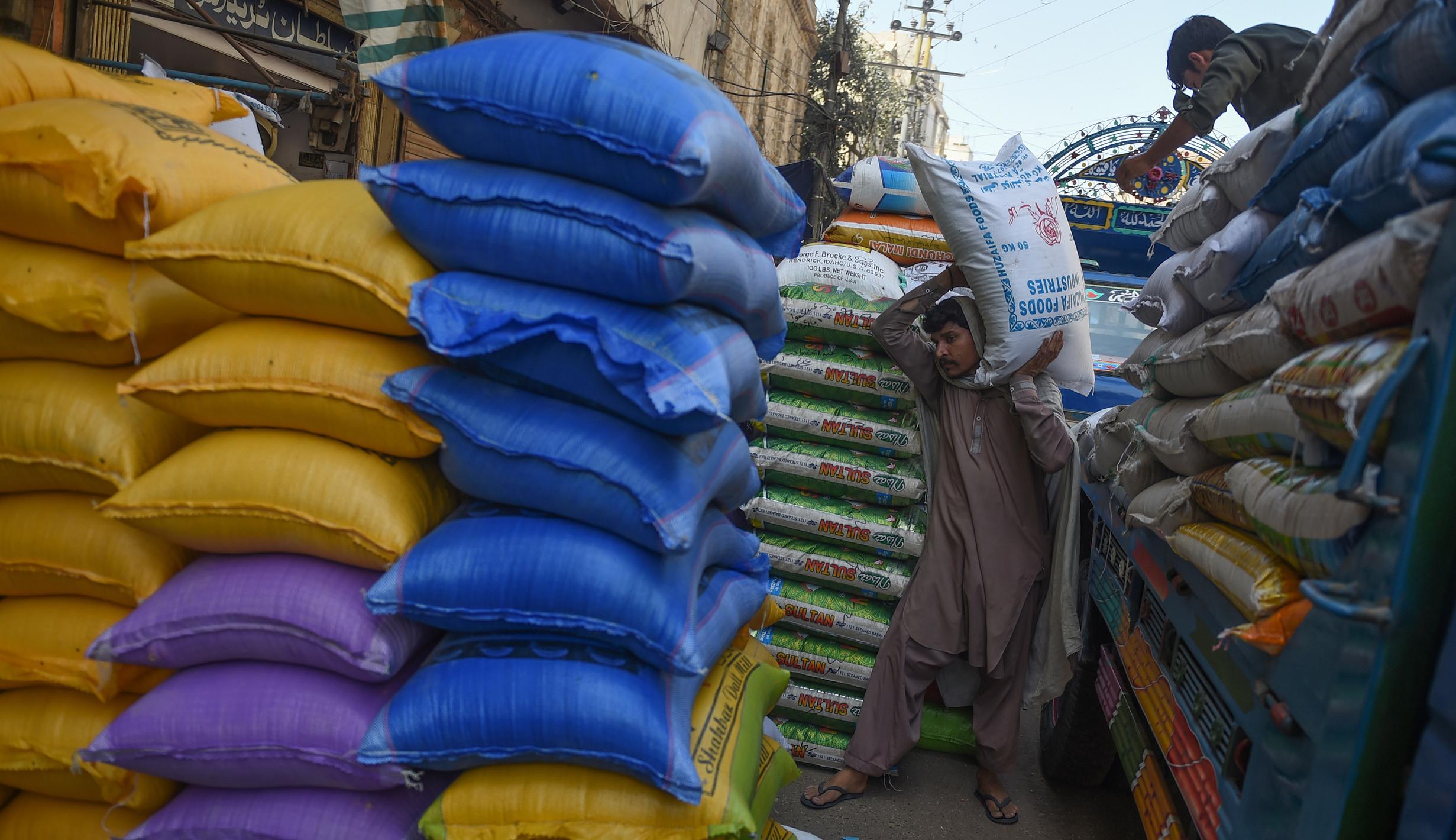 FOTO: Potret Buruh Gendong Pasar di Pakistan