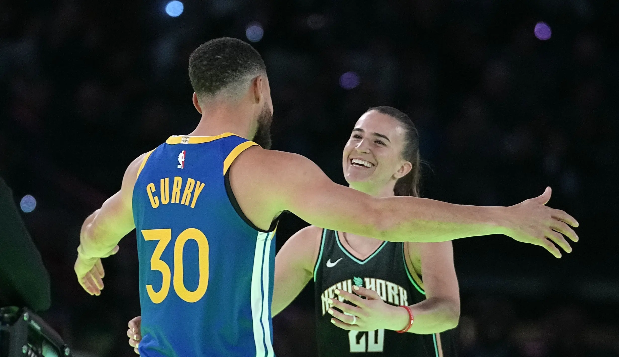 Foto: Adu Tepat Sasaran Steph Curry Vs Sabrina Ionescu di Three Point ...