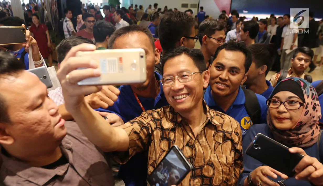 PHOTO: Pengunjung Berebut Swafoto dengan Bos Lippo Group - Foto ...