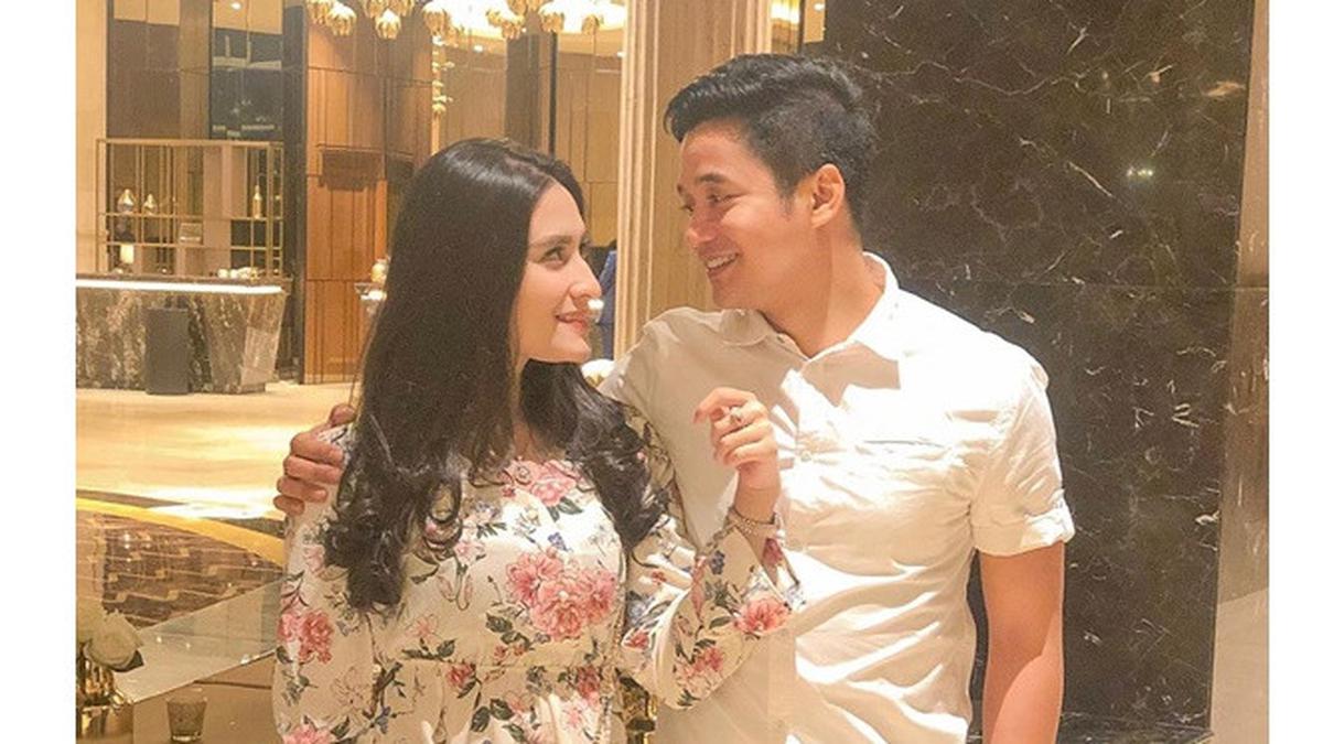 Beda Usia 10 Tahun, Ini 6 Potret Cantik Angbeen Rishi Kekasih Adly Fairuz