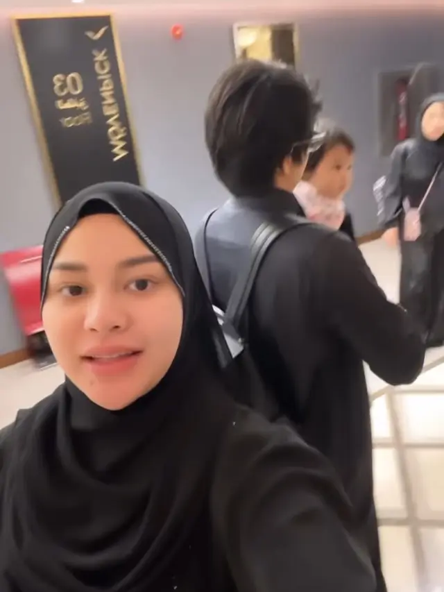 6 Potret Ameena Umroh Perdana, Gaya Hijab Aurel Hermansyah Curi Perhatian - Hot Liputan6.com