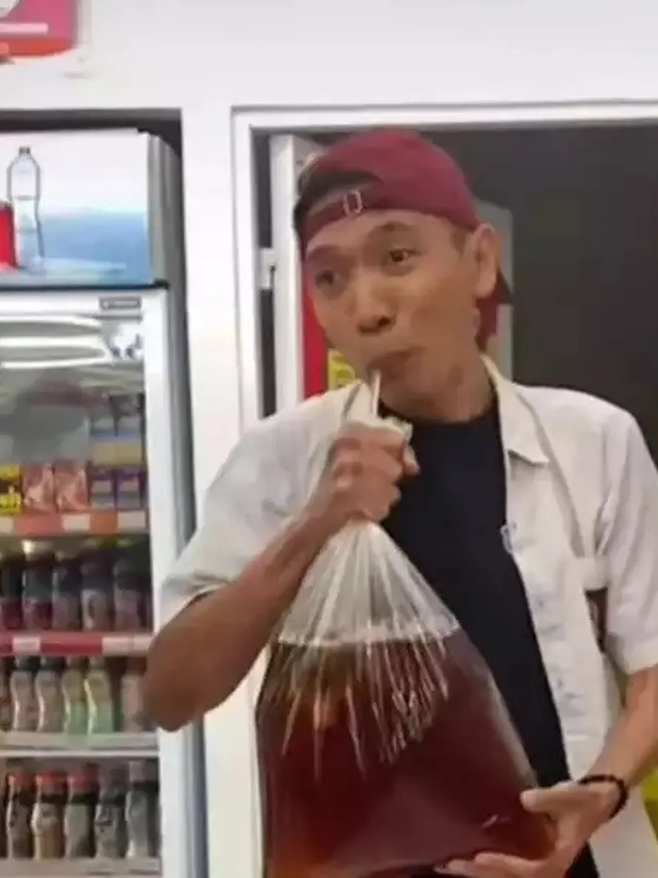 6 Lifehack Minum Es Teh di Plastik Ini Bikin Geleng Kepala, Nyeleneh Banget - Hot Liputan6.com