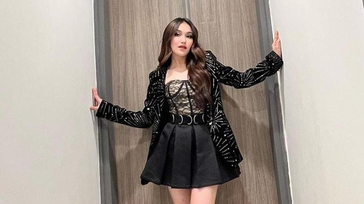 8 Foto Cantik Ayu Ting Ting Saat Pakai Outfit Ala Korea Selatan