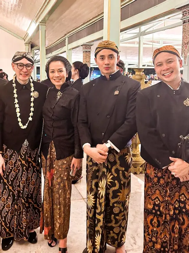 6 Potret Dewi Lestari di Puro Mangkunegaran Tampil Kasual hingga ...