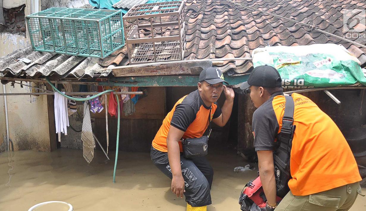 FOTO: Tanggul Sungai Jebol, Banjir Rendam Sejumlah Rumah Warga di ...