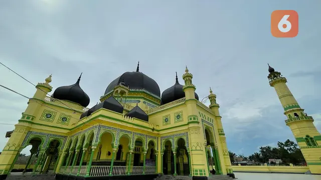 Masjid Azizi di Tanjung Pura, Bangunan Bersejarah Peninggalan ...