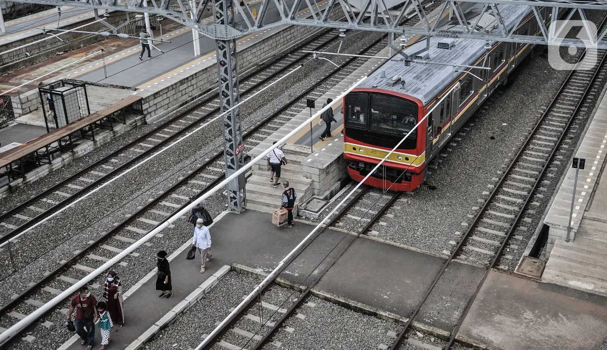 FOTO: Jadwal Operasional KRL Kembali Normal - Foto Liputan6.com