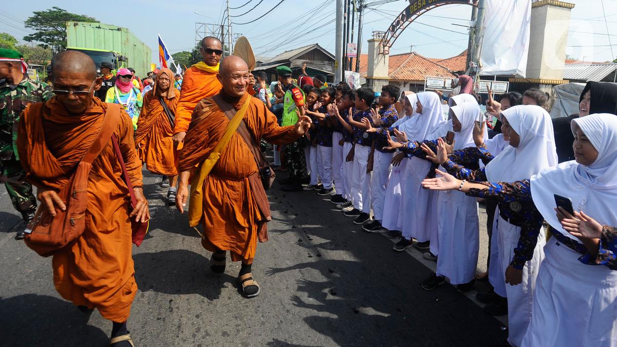 Antusiasme Murid SD Sambut Perjalanan Biksu Buddha di Pekalongan - Foto ...