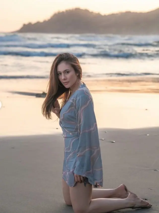 Tak Pernah Gagal, Intip Potret Memukau Wulan Guritno Pakai Dress Mini di Pantai - Entertainment ...