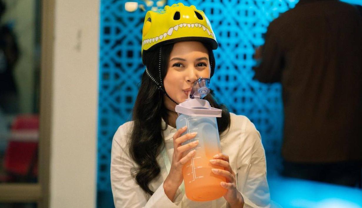 Tingkah Lucu Aurelie Moeremans Saat di Lokasi Syuting Series Terbarunya