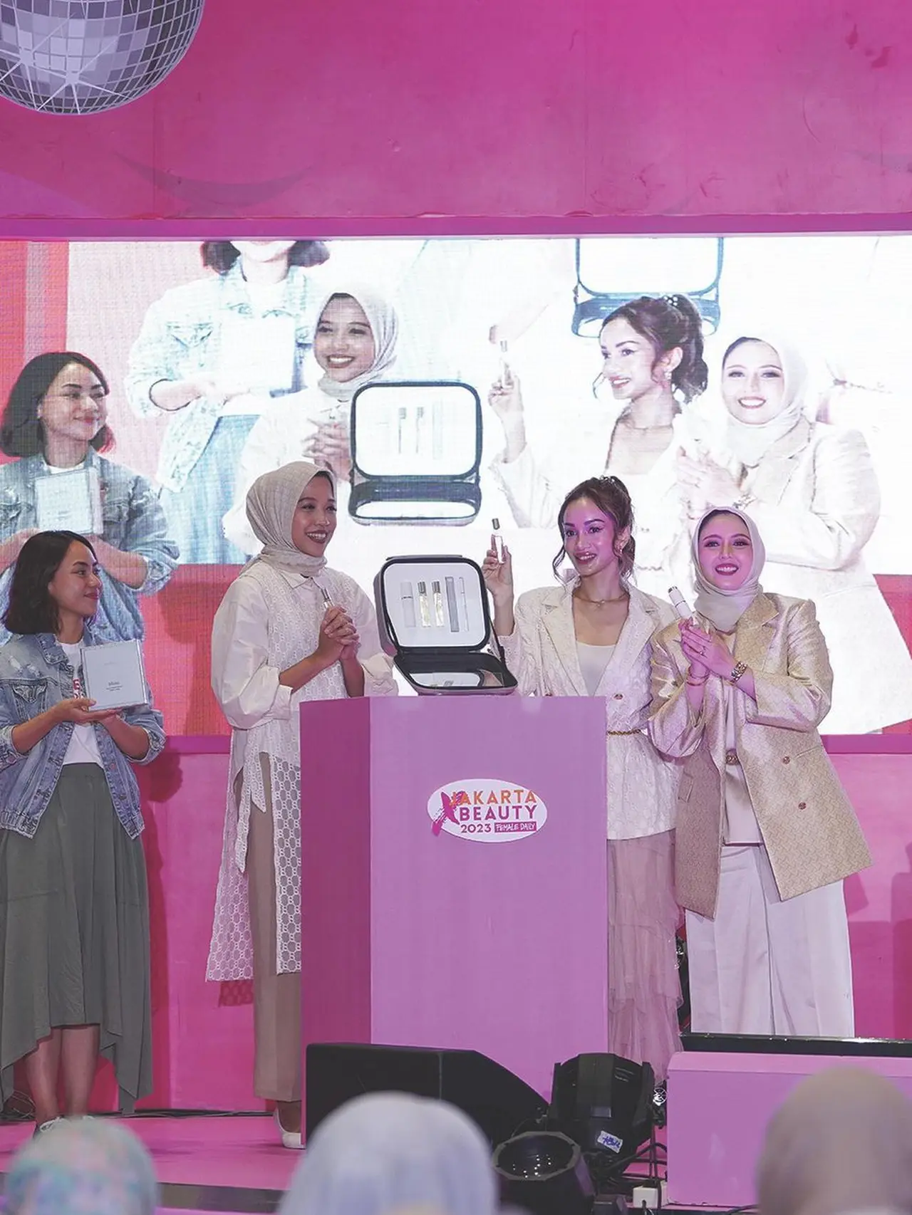 Tampil Cantik Menawan Bersama Rangkaian Produk Terbaru Buttonscarves ...