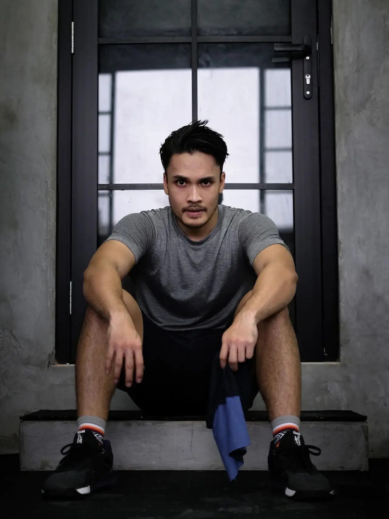6 Potret Randy Pangalila dengan Level Ganteng Meresahkan, Dari Pose ...