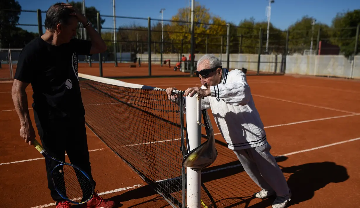Usia 100 Tahun, Kakek Ini Tetap Rutin Main Tenis - Foto Liputan6.com