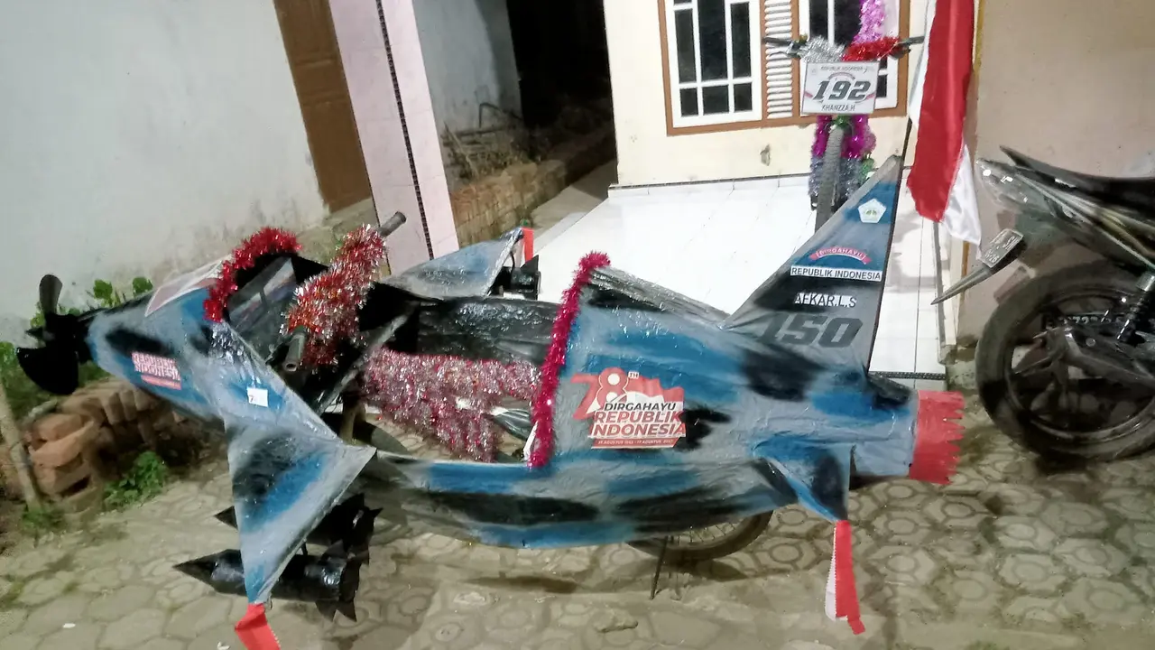 7 Potret Sepeda Hias Ramaikan Karnaval HUT RI Ini Kreatif, Ada Tank ...