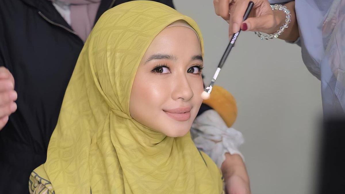 6 Gaya Hijab Laudya Cynthia Bella yang Menawan - Photo Fimela.com
